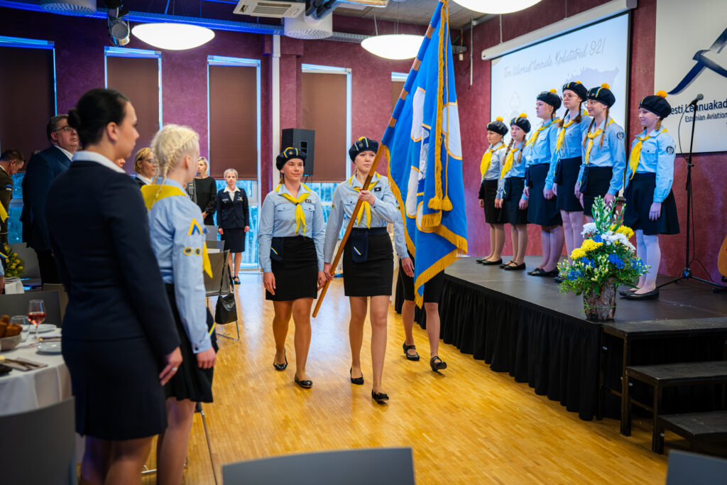 Kodutütred tähistasid 92. aastapäeva ja jagasid tunnustusi - Kaitseliit